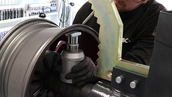 Compact Electro-hydraulic Wheel straightener – HBC System